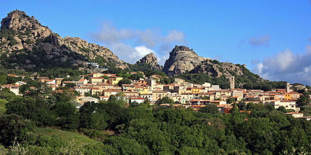 Aggius, une ville au drapeau orange de Sardaigne