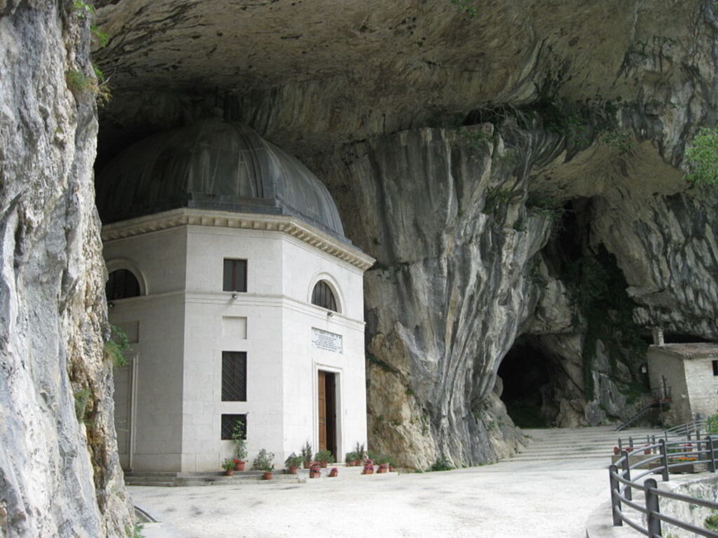 Découvrez les caves et le Temple de Valadier à Genga dans la région des ...